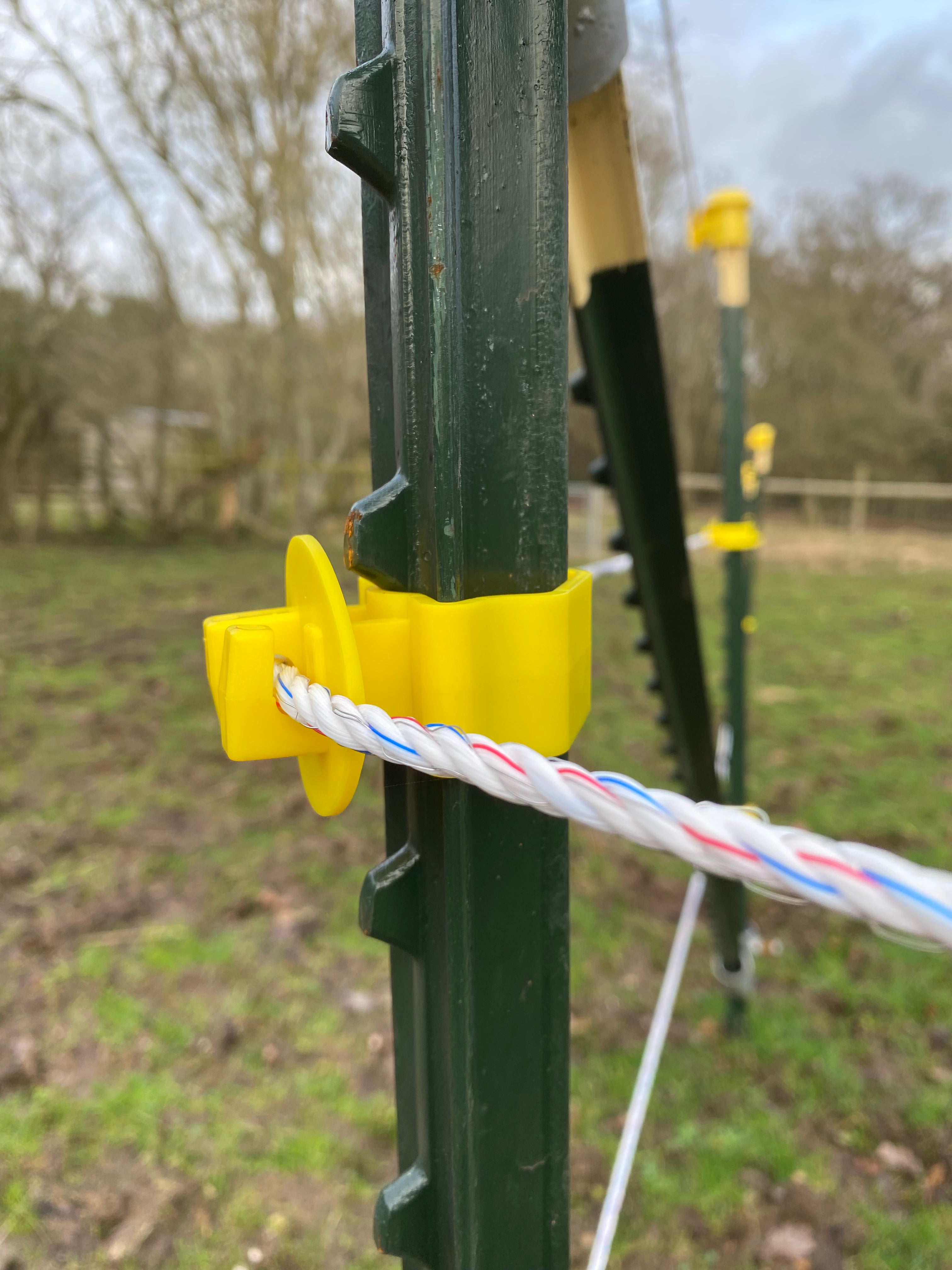 T-Post Rope Insulator - Black / Yellow – Coppermead Equestrian